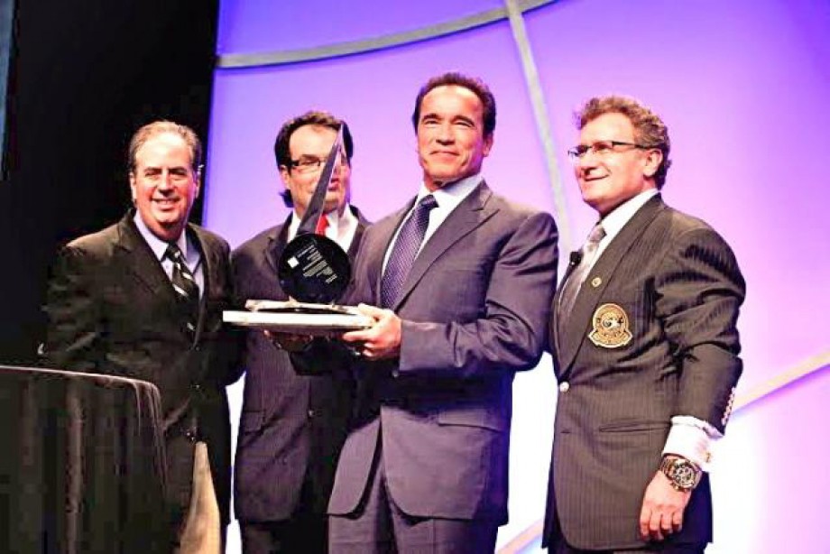 Arnold Awarded for Promoting Fitness, Stem Cell Research | Muscle & Fitness