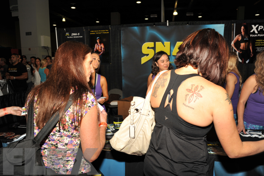 Hot Shots from the SNAC Booth at the 2015 Olympia Expo | Muscle & Fitness
